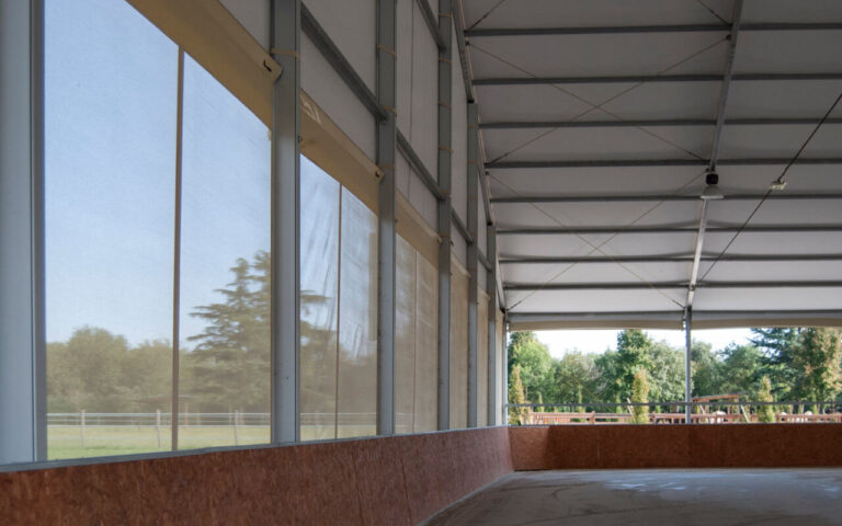 Accessori per Maneggio Coperto: protezione, illuminazione, sicurezza.